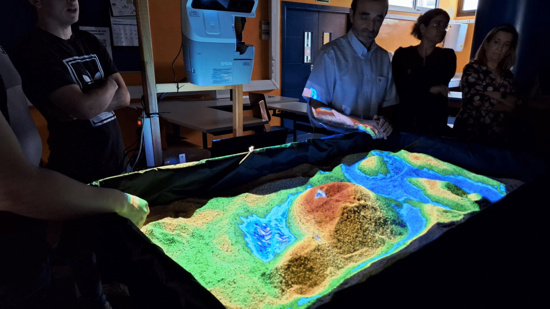 Alumnos en prácticas del servicio de informática desarrollan una caja ...